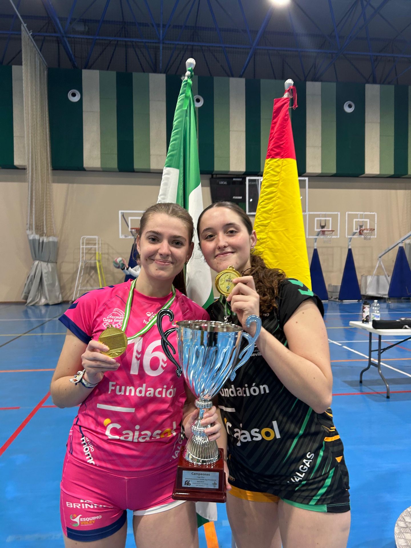 Sara Pérez y María Parra, campeonas del campeonato de voleibol de ...